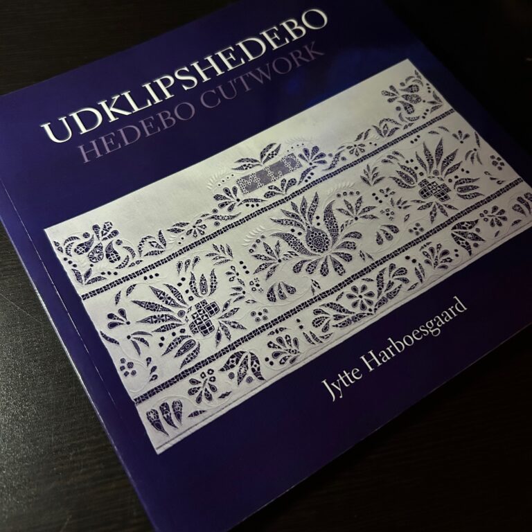 【私の本棚の刺繍本4】HEDEBOの洋書『UDKLIPSHEDEBO』(HEDEBO CUTWORK) | 白糸刺繍らいふ